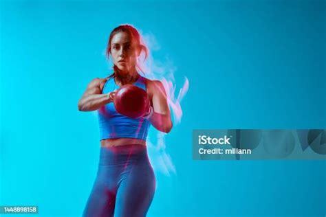 스튜디오에서 케틀벨을 들어 올리는 여성 보디빌더 장시간 노출 움직임 캡처 건강한 생활방식에 대한 스톡 사진 및 기타 이미지 건강한 생활방식 결심 결정 Istock