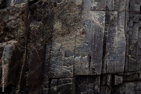 Photo Stock 금이 간 바위 질감 검은 흰색 돌 배경 짙은 회색의 거친 표면 부서지고 손상되고 무너진 돌의 구체적 형상의 배경이미지 Adobe Stock