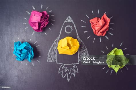 브레인 스토밍의 비즈니스 개념 아이디어 또는 로켓 스케치와 칠판 배경 위에 구겨진 종이로 시작 0명에 대한 스톡 사진 및 기타 이미지 Istock