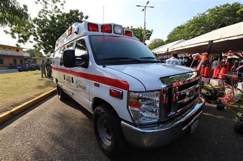 Gobernador Ernesto Luna entregó ambulancia para el municipio Sotillo1