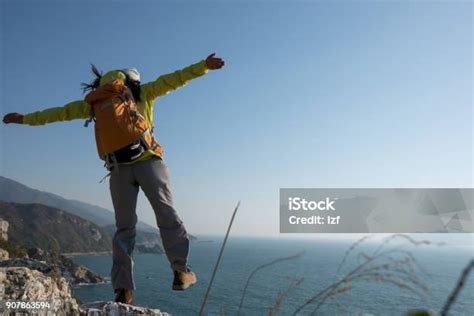 성공적인 여성 등산객 해변 산 피크 절벽 가장자리에 걷기 감사에 대한 스톡 사진 및 기타 이미지 감사 건강한 생활방식 걷기 Istock