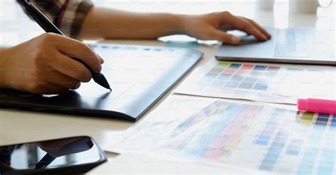 스튜디오 사무실에서 디지털 태블릿으로 작업하는 아티스트 또는 그래픽 디자이너의 자른 사진 사진 Unsplash의 태국 이미지