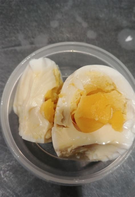 삶은 계란 흰자가 형광색노란색 지식in