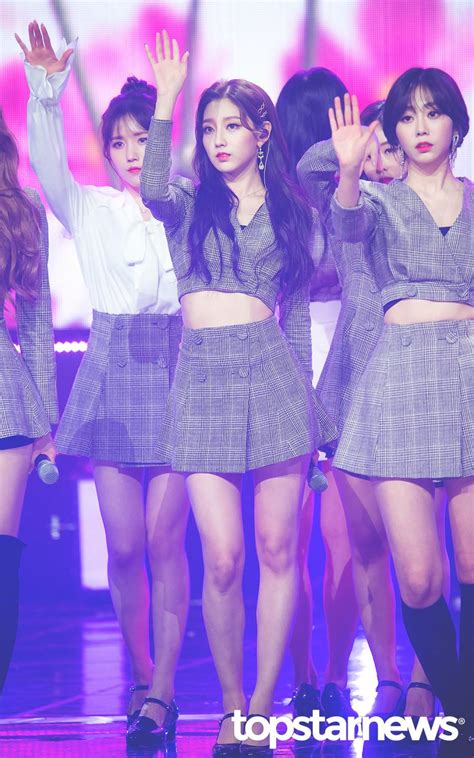 [hd포토] 러블리즈 Lovelyz 정예인 ‘머리부터 발끝까지 완벽한 비주얼 쇼챔피언 정송이 기자 톱스타뉴스