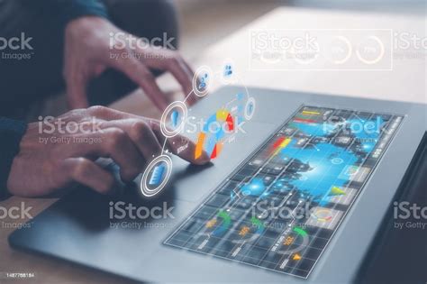 사업 계획 전략 데이터 분석 Concetp 컴퓨터 노트북을 사용하는 사업가 가상 다이어그램 연결 조직도 분석가 데이터 분석