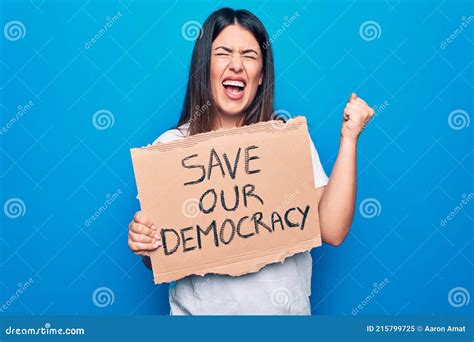 En Ung Vacker Brunettkvinna Som Ber Om Demokrati Med Ett Politiskt