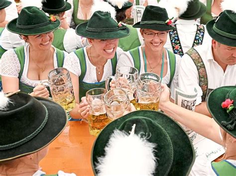 Radlerhose Unterm Dirndl Als Schutz Gegen Upskirting Am Münchner