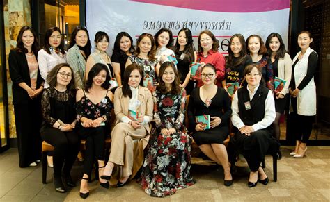 Бизнес Өрөг Нэвтрүүлэг эхэлснээс хойш л зочноор орсон эмэгтэйчүүд маань хоорондоо танилцаж