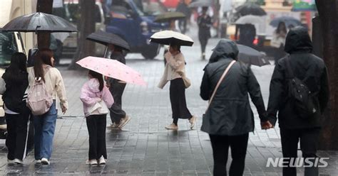 연휴 마지막날 비 내리는 도심