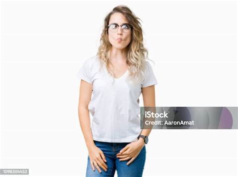 아름 다운 젊은 금발 여자 입술 고 우 스 꽝 스러운 제스처와 함께 고립 된 배경 만드는 물고기 얼굴 착용 유리 재미 있는 식입니다 곱슬 머리에 대한 스톡 사진 및 기타