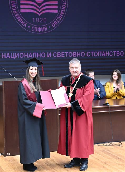 УНСС Ректорът проф Димитров връчи дипломите на отличниците от катедра „Интелектуална