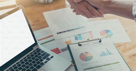 사무실에서 악수하는 사업가와 파트너 사진 Unsplash의 사무실 이미지