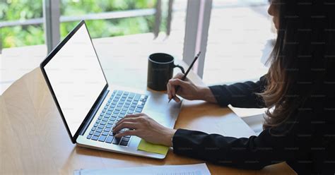 여성 회계사가 사무실 책상에서 노트북 컴퓨터로 작업하는 장면이 잘립니다 사진 Unsplash의 태국 이미지