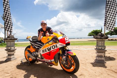 Repsol Honda Shows 2015 Motogp Bike But Some Says Its The 2014 Model