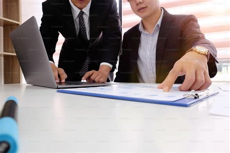 사무실 회의실에서 함께 일하는 비즈니스 프로젝트 팀 성숙한 사업가는 젊은 동료와 정보를 논의합니다 사진 Unsplash의