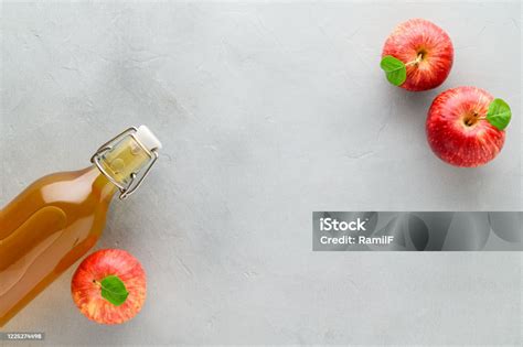 회색 돌 배경에 병에 수제 발효 콤부차와 붉은 사과 건강한 프로바이오틱 상쾌한 음료는 콤부차입니다 Kombucha에 대한 스톡 사진 및 기타 이미지 Istock