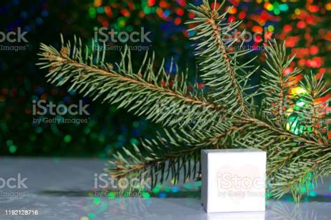 선물판판 상자 전나무 가지와 무지개 보케의 배경에 대해 공휴일에 대한 스톡 사진 및 기타 이미지 공휴일 기념일 나뭇가지