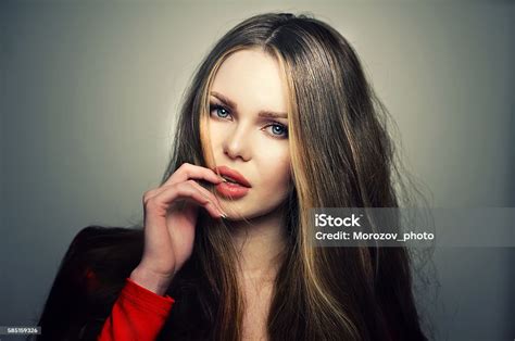 스튜디오에서 포즈를 취하는 파란 눈과 민감한 입술로 모델 갈색 머리에 대한 스톡 사진 및 기타 이미지 갈색 머리 관능 귀여운 Istock