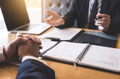 면접 관리자 리소스 고용 및 채용 개념 소송에서 고용주 실시 고용주 또는 모집 후보자의 그의 프로필에 대 한 동안 이력서를 읽고 유지 검색에 대한 스톡 사진 및 기타 이미지