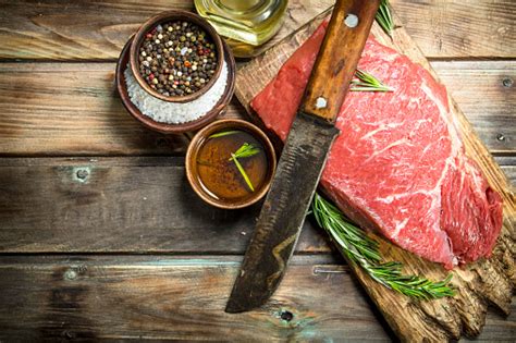 생고기 허브와 향신료가 있는 커팅 보드에 신선한 쇠고기 고기에 대한 스톡 사진 및 기타 이미지 고기 날것 단백질 Istock