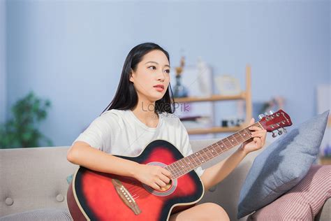 기타를 연주하는 여성 거실 사진 무료 다운로드 Lovepik