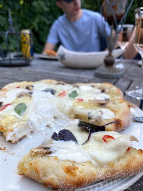 Grillad Pizza Med Fyra Ostar Skinka And Champinjoner Unforgettable