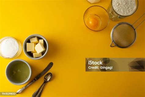 버터 밀가루 계란 우유 설탕 베이킹 과자 또는 디저트에 대 한 재료 프레임 노란색 배경 평평한 누워 디저트 레시피 요리 과정 복사 공간 개념에 대한 스톡 사진 및 기타