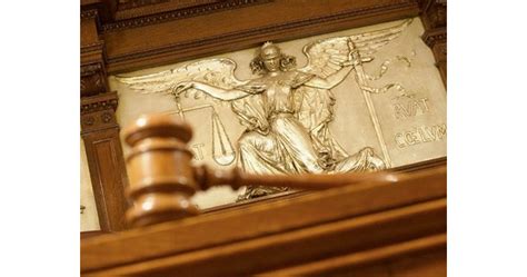 Осъдиха условно жена обвинила полицай че я насилвал сексуално