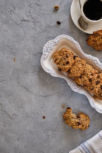 회색 테이블에 오픈 워크 가장자리가있는 접시에 향기로운 오트밀 비스킷 0명에 대한 스톡 사진 및 기타 이미지 0명 갈색 건강한 식생활 Istock
