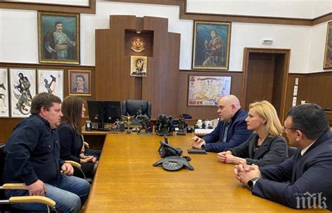 Главният прокурор Иван Гешев разговаря с родителите на нападнатото момче в столичен автобус с