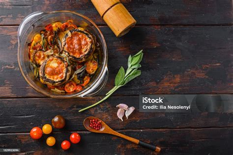 포르토벨로 버섯 체다 치즈 체리 토마토와 텍스트를위한 오래된 나무 배경 상단 보기 공간에 유리 냄비에 현자구운 표고버섯에 대한 스톡 사진 및 기타 이미지 Istock