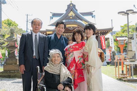 신사에서 일본 가족 사진 프리미엄 사진