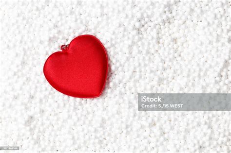 발렌타인 데이 배경 개념입니다 흰색 공에 레드 심장 거짓말 닫습니다 최고의 볼 수 있습니다 공간 복사 2월에 대한 스톡 사진 및 기타 이미지 Istock