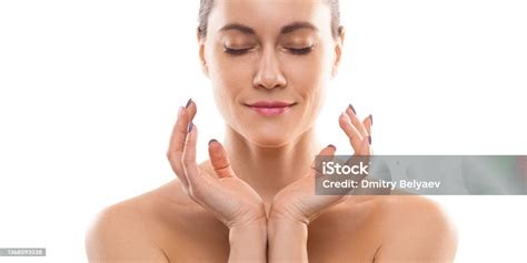 흰색 배경에 고립 된 깨끗한 피부 자연 메이크업과 40 세의 파란색 눈 여자의 클로즈업 초상화 포맷 사진 2x1 40 49세에