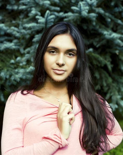 Jovencita Linda Sonriente Real Elegante Mujer Vestida Con Verde Palmera Parquear Sonriente