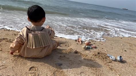 유아교육 석사 엄마의 책육아놀이육아정보와 육아템🌙 지오가 사랑하는 바다 이 날씨에 웬 바다겠냐만 지오가 좋아하는 것만 보면 다 보여주고싶어🤎 장화신겨 발만 담그게