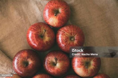 잘 익은 빨간 사과 배경으로 쌓여 신선한 사과의 평면도 유기농 과일 0명에 대한 스톡 사진 및 기타 이미지 0명 갈라 건강한 생활방식 Istock