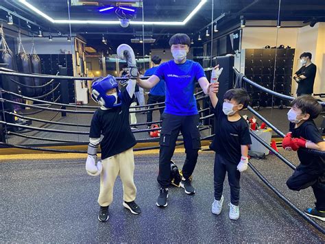 키즈복싱 친구들의 스파링 사진입니다 아이들은 헤드기어를 쓰고 Han Boxing 2호점 배곧점
