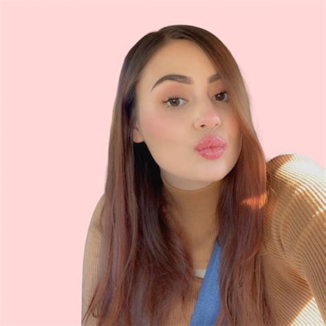 About Halle Clark Medium