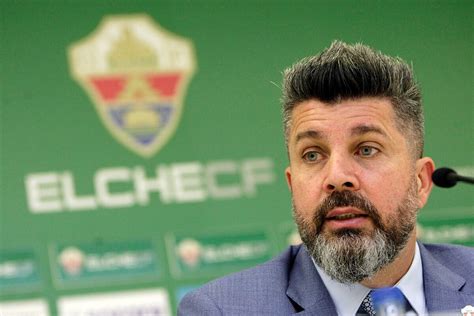 Elche Bragarnik Deshoja La Margarita Con El Banquillo Del Elche Marca