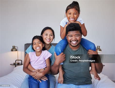 행복한 가족 홈 침실의 침대에 있는 초상화 그리고 함께 미소를 짓는 얼굴 사랑 행복 및 돌보는 인도 부모 또는 아버지 어머니 및 소녀들은 편안함 지원 및 보살핌으로 자유