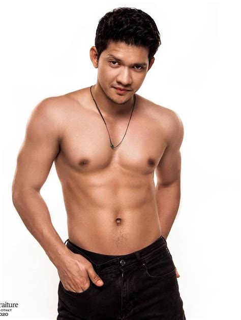 Iko Uwais Pose Telanjang Dada Warganet Menggigil Dan Pusing Showbiz