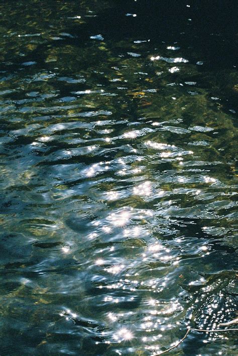 집 밖의 가벼운 간단한 배경 거품 경치가 좋은 고요한 고요함 높은 각도보기 물 물 패턴 물 햇살 미니멀리즘 반사 반사 수 반짝반짝 빛나는 반짝이