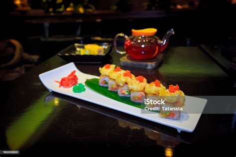 일본 레스토랑 롤은 새우 튀김 연어 소스 바나나 잎 생강 와 사비 아보카도 과일 차의 찻주전자 0명에 대한 스톡 사진 및 기타