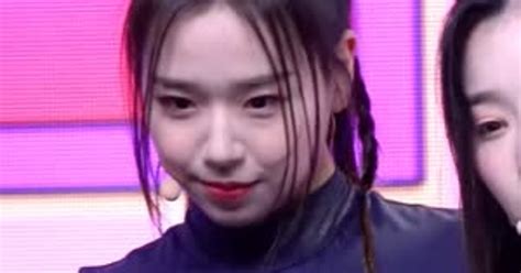 달라붙는 크롭티 묵직한 가슴 출렁임 트리플에스 김채연 움짤‥