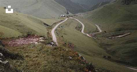 계곡을 가로지르는 구불구불한 길 사진 Unsplash의 무료 자연 이미지