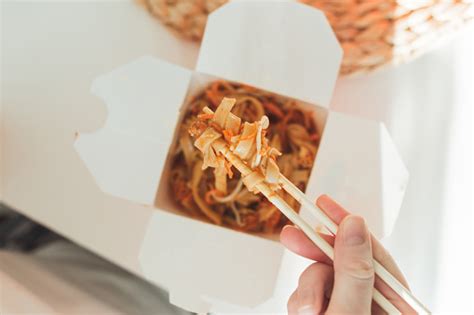 테이크 아웃 상자에 웍 국수 젓가락으로 먹는 여성 여성의 손에 가까이 보기 건강한 생활방식에 대한 스톡 사진 및 기타 이미지 건강한 생활방식 고기 고추류 Istock