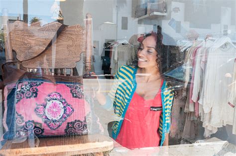 젊은 중고품이 게 소유자 저장소에 앞 창 디스플레이 검사 로스앤젤레스 카운티에 대한 스톡 사진 및 기타 이미지 로스앤젤레스 카운티 20 29세 개인 장식품 Istock