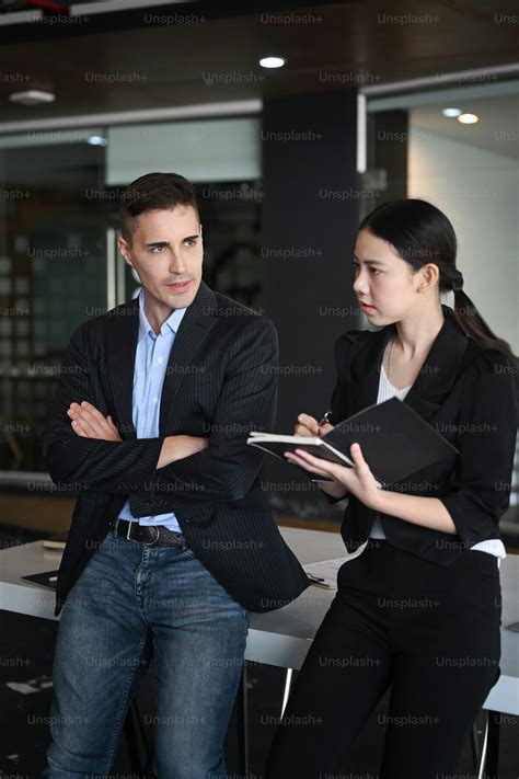 사무실에서 새로운 프로젝트 계획을 위해 함께 일하는 두 명의 성공적인 사업가 사진 Unsplash의 토론 이미지