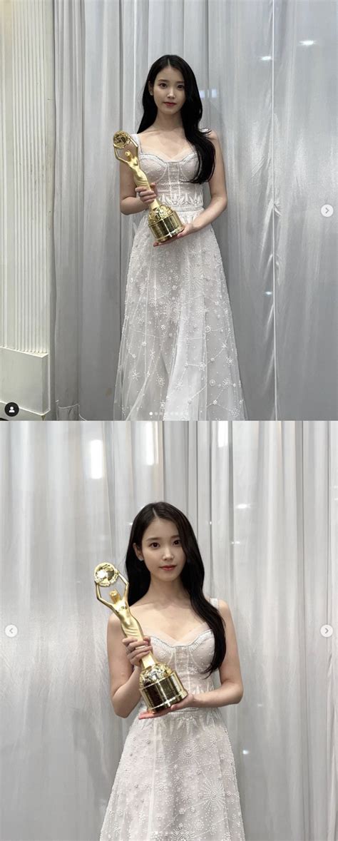 아이유 하얀색 드레스 트로피 들고 미소··· 한층 더 성숙해진 미모 네이트 연예
